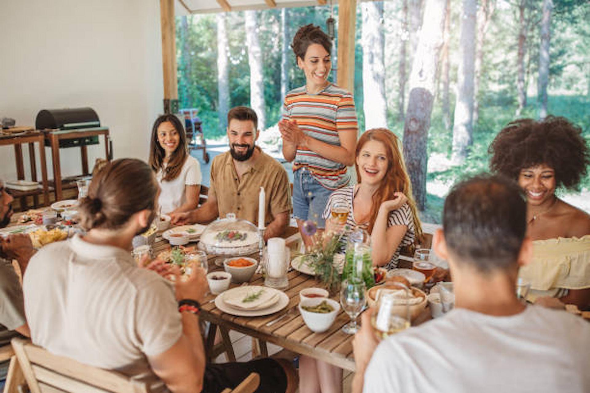5 Reasons To Have A Dining Retreat With Family And Friends